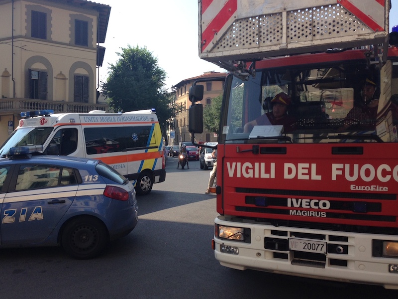 Taranto - Forze dell'Ordine e Vigili del Fuoco in Via Cugini. Murato ...