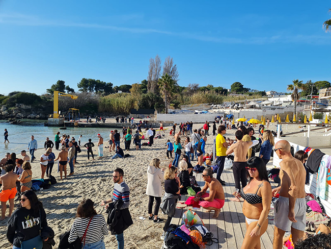 Taranto, tuffo in mare a Gandoli - Pugliapress New